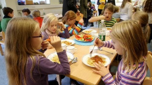 Essen in der Schulmensa | evidero